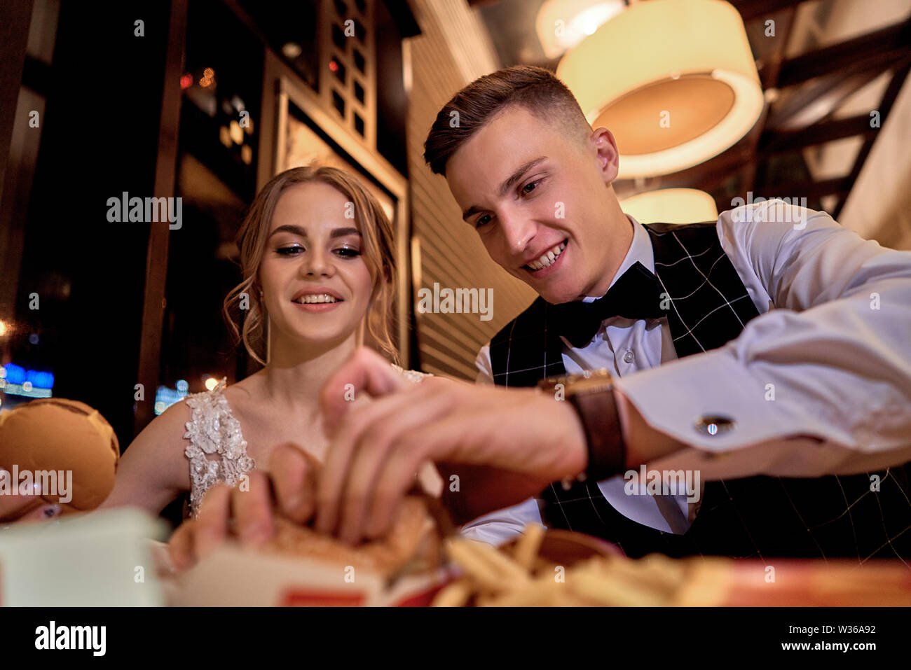 Eat burgers woman hi-res stock photography and images - Alamy
