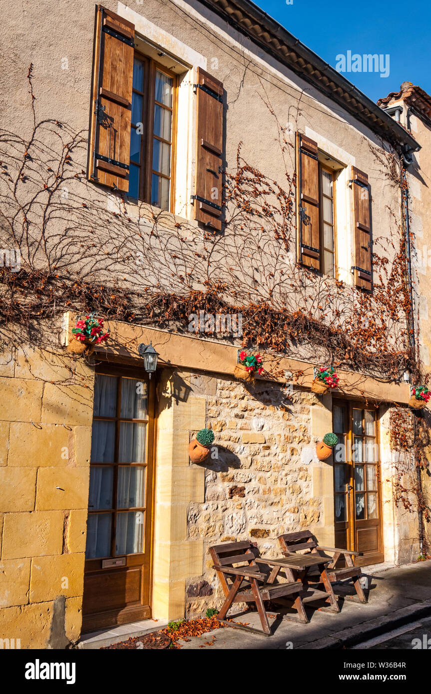 The village of Monpazier, in the Dordogne-Périgord region, France ...