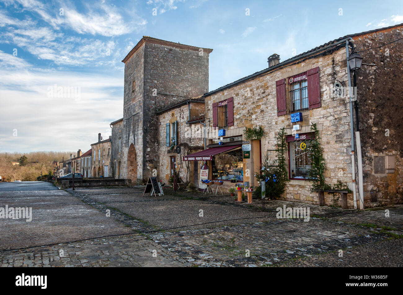 The village of Monpazier, in the Dordogne-Périgord region, France ...