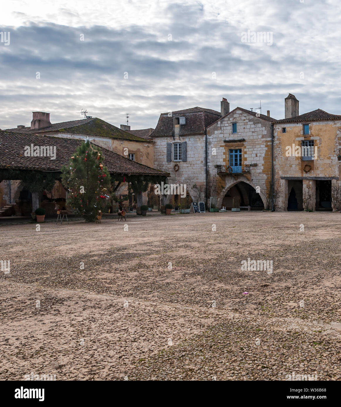 The village of Monpazier, in the Dordogne-Périgord region, France ...