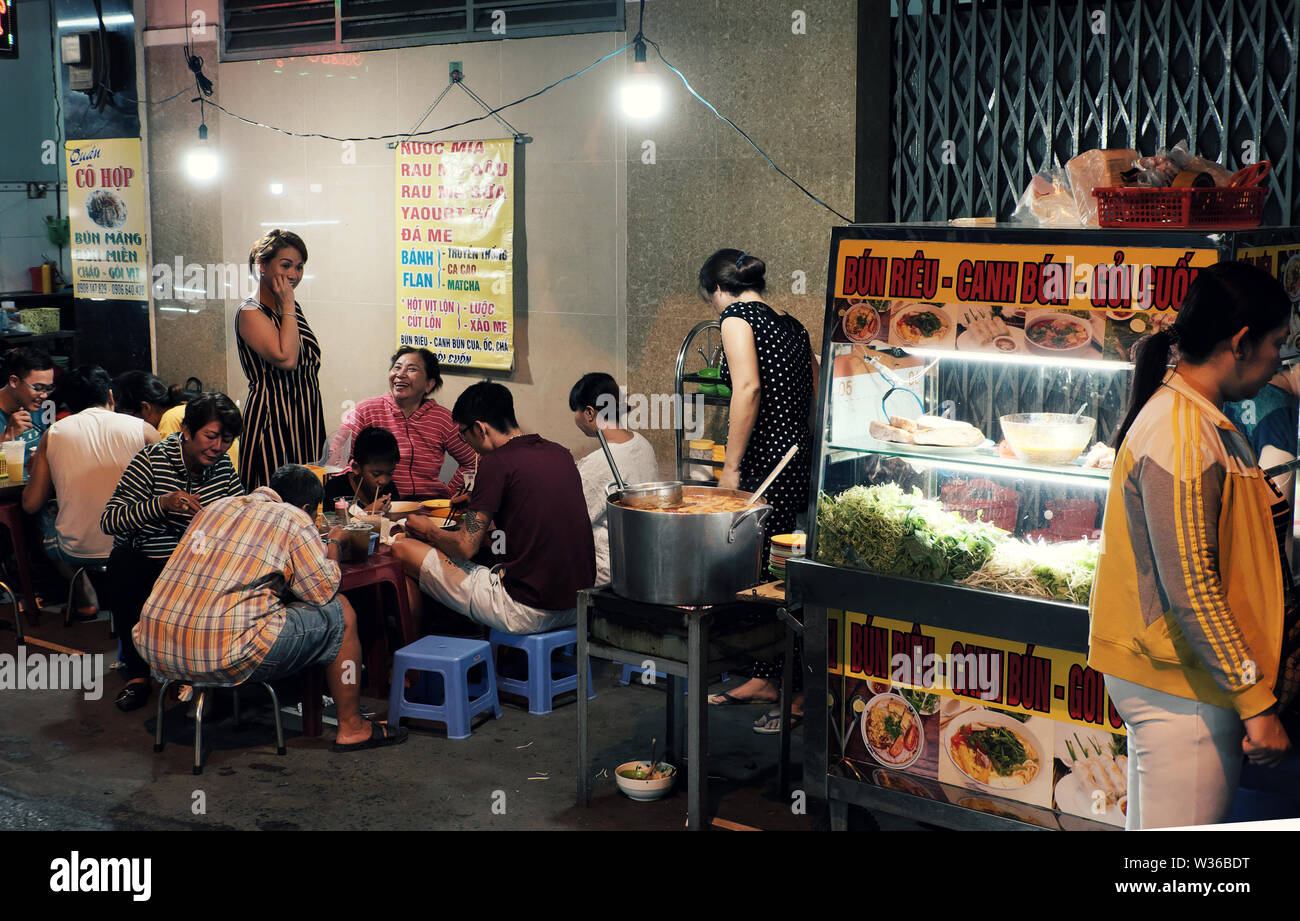 Outdoor restaurant diners hi-res stock photography and images - Alamy