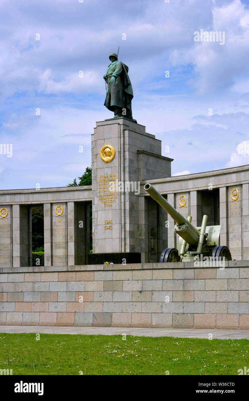 Soviet War Memorial to the Red Army soldiers fallen during World War II ...