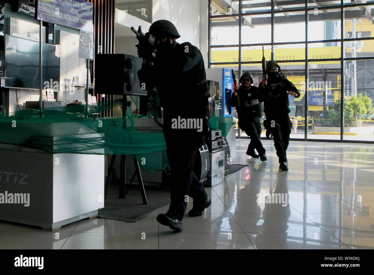 Members philippine national police special hi-res stock photography and ...