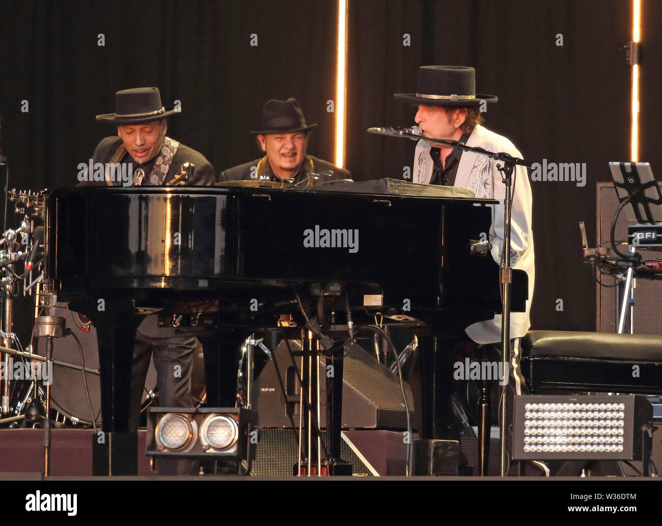 Bob dylan on stage hi-res stock photography and images - Alamy