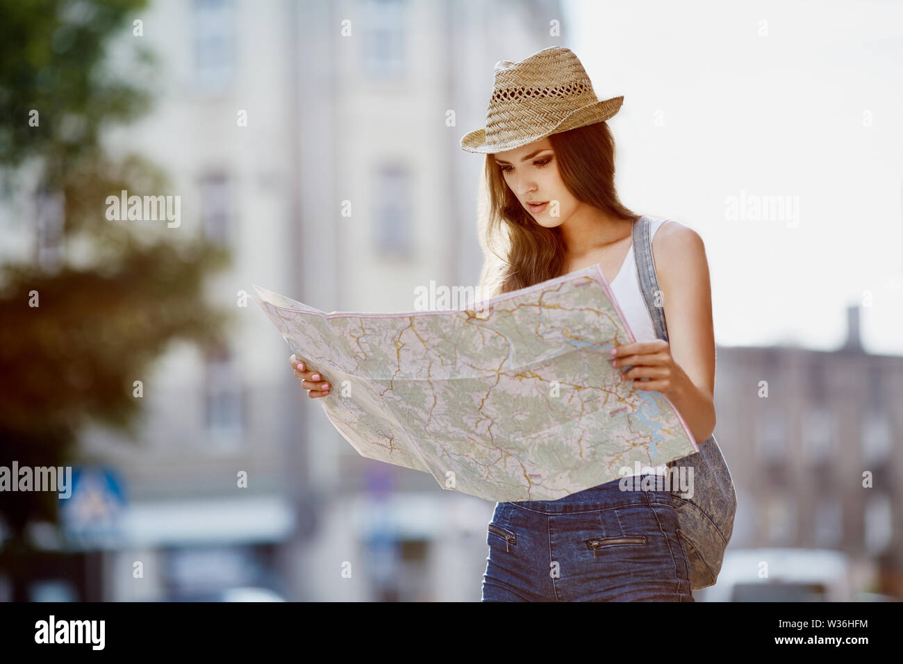 Tourist reading map hi-res stock photography and images - Alamy