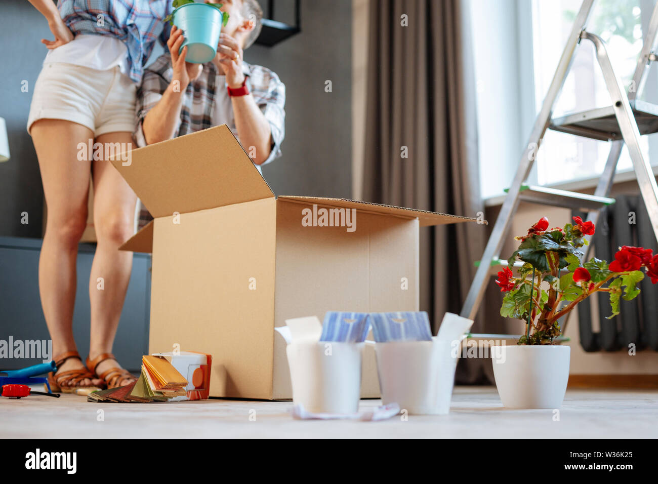 Couple unpacking home plants moving to new house Stock Photo - Alamy