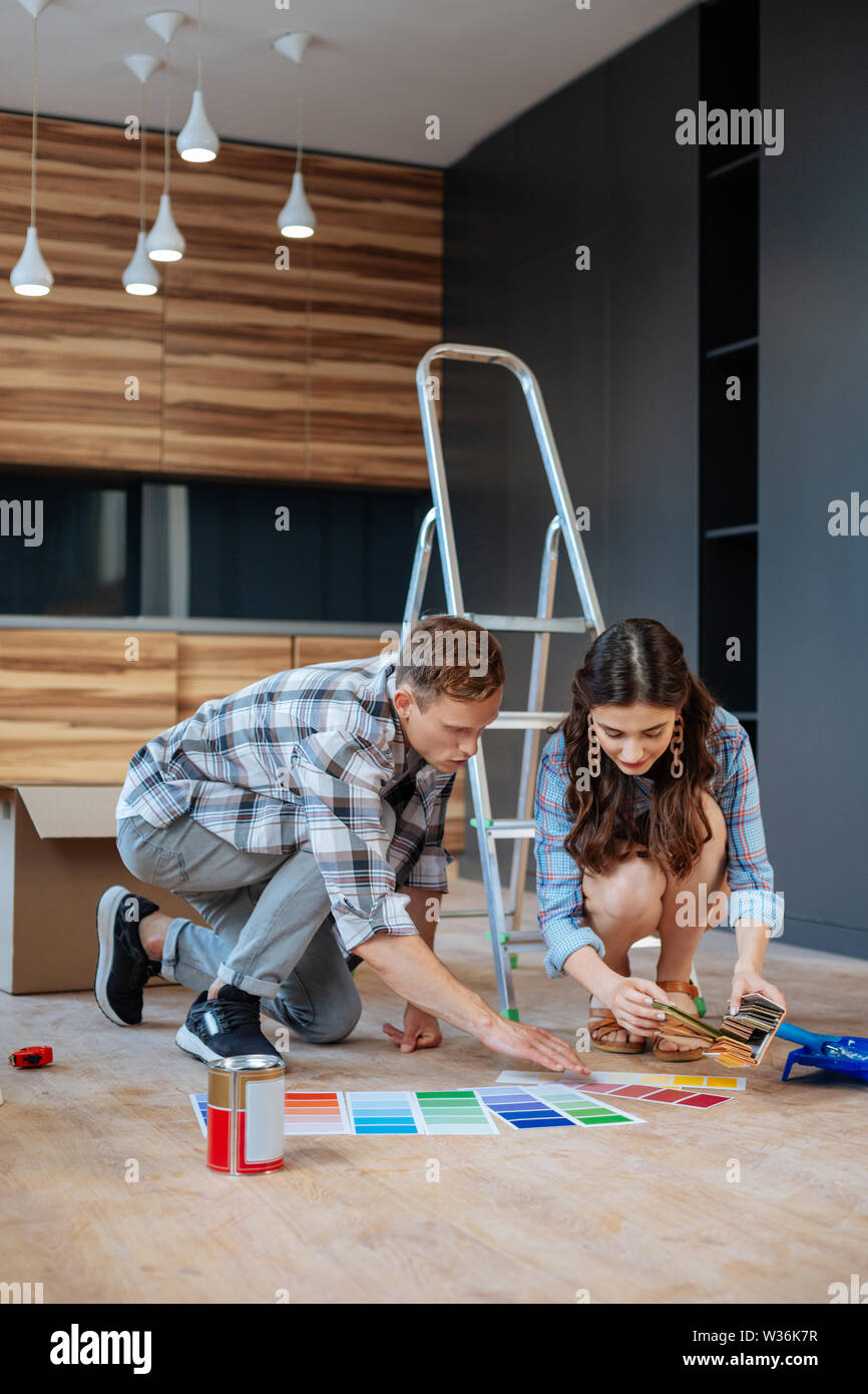 Two people busy moving house hi-res stock photography and images - Alamy