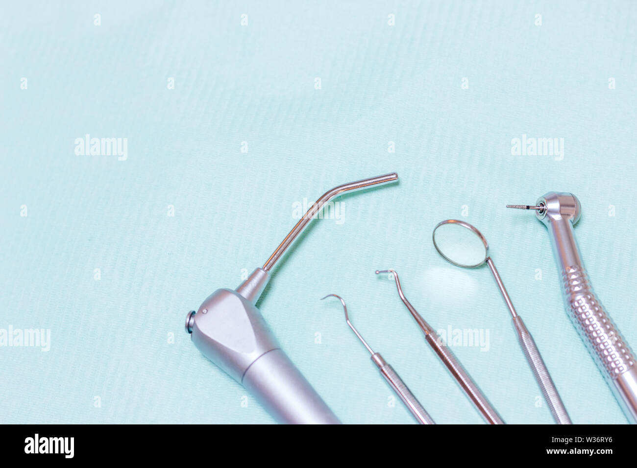 Probe mirror hi-res stock photography and images - Alamy