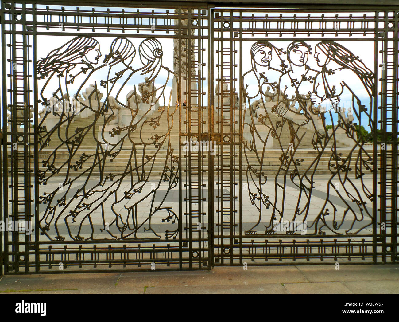 Stunning women figures on wrought iron gate with the Vigeland ...
