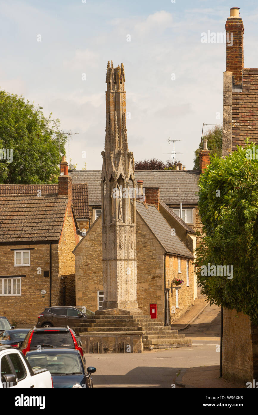The Eleanor Cross in Geddington,Northamptonshire Stock Photo - Alamy