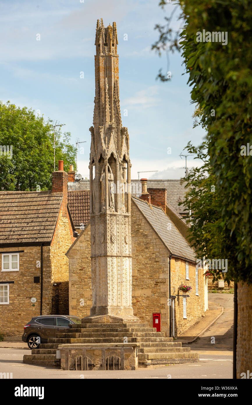 The Eleanor Cross in Geddington,Northamptonshire Stock Photo - Alamy