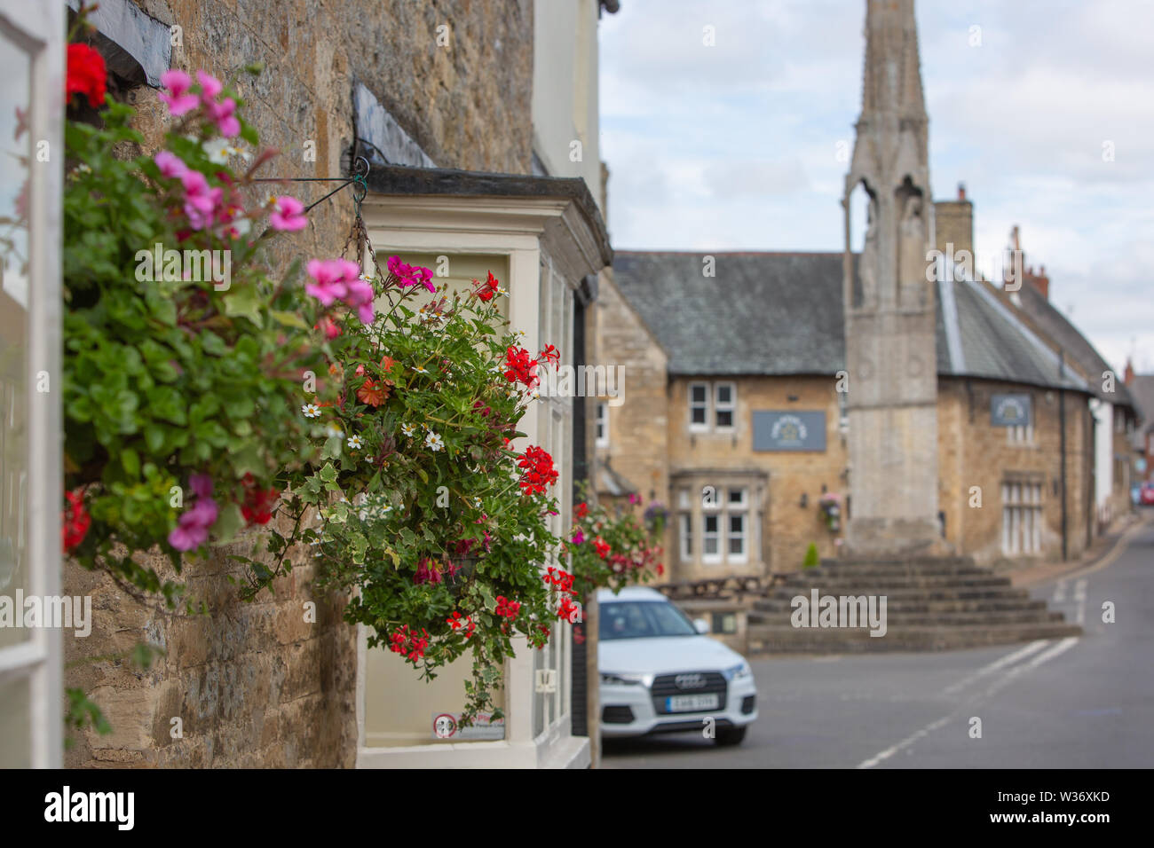 The Eleanor Cross in Geddington,Northamptonshire Stock Photo - Alamy