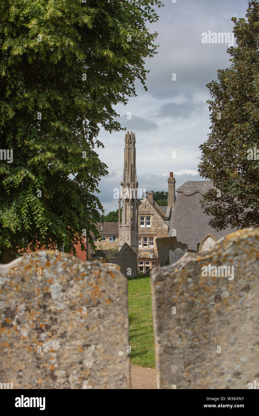 The Eleanor Cross in Geddington,Northamptonshire Stock Photo - Alamy
