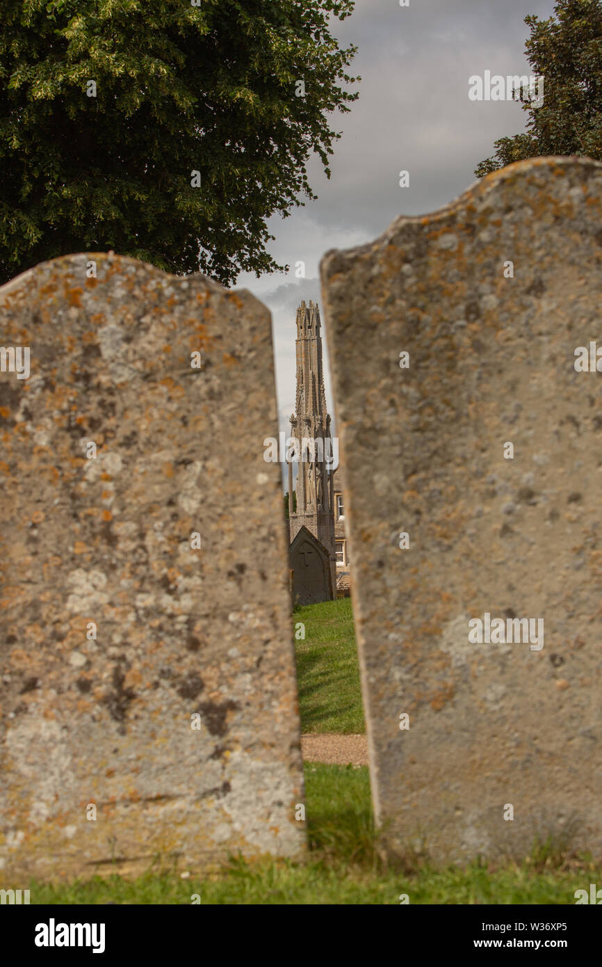 The Eleanor Cross in Geddington,Northamptonshire Stock Photo - Alamy