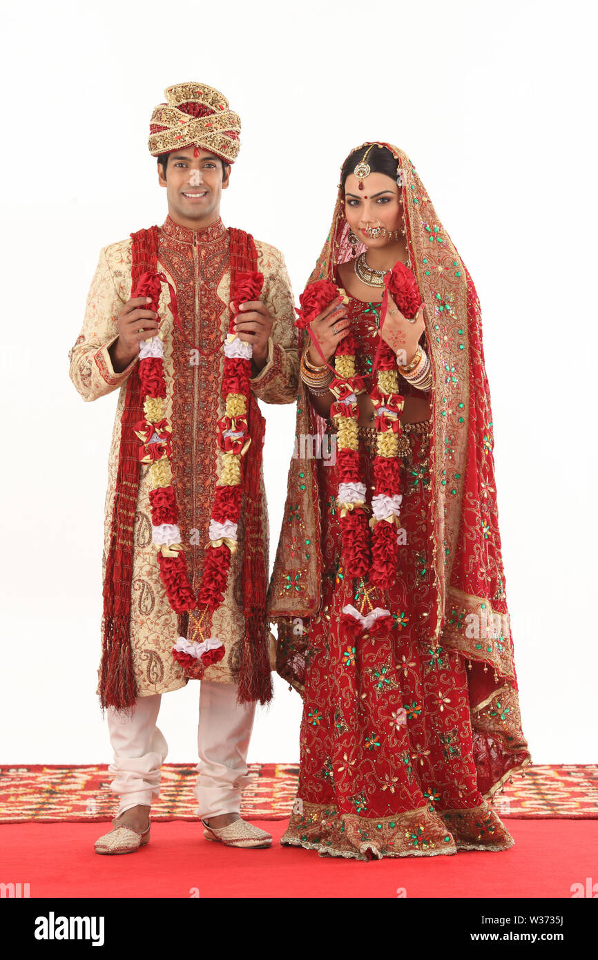 Couple performing Mala Badal ceremony Stock Photo - Alamy
