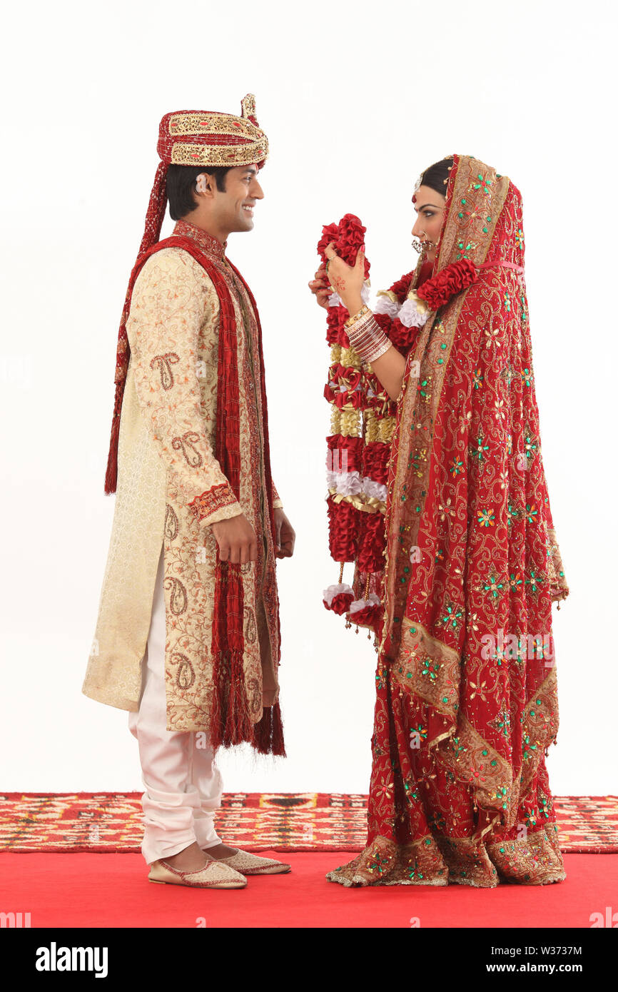 Couple performing Mala Badal ceremony Stock Photo - Alamy