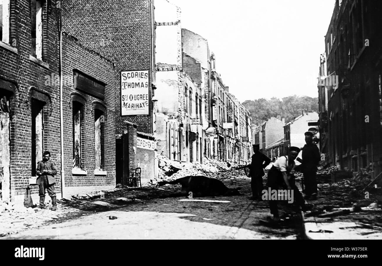 Looting during war hi-res stock photography and images - Alamy