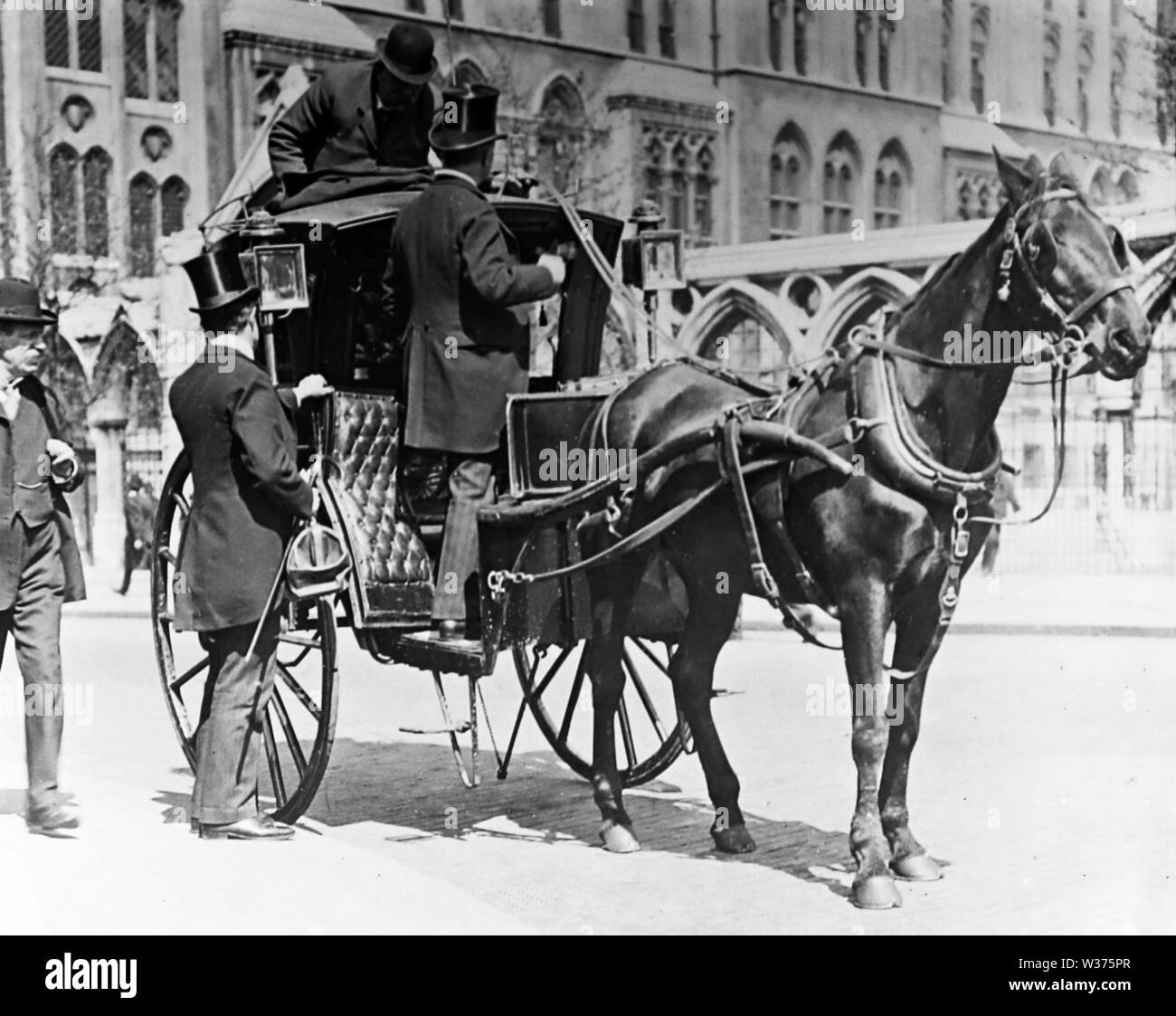 Hansom cab hi-res stock photography and images - Alamy