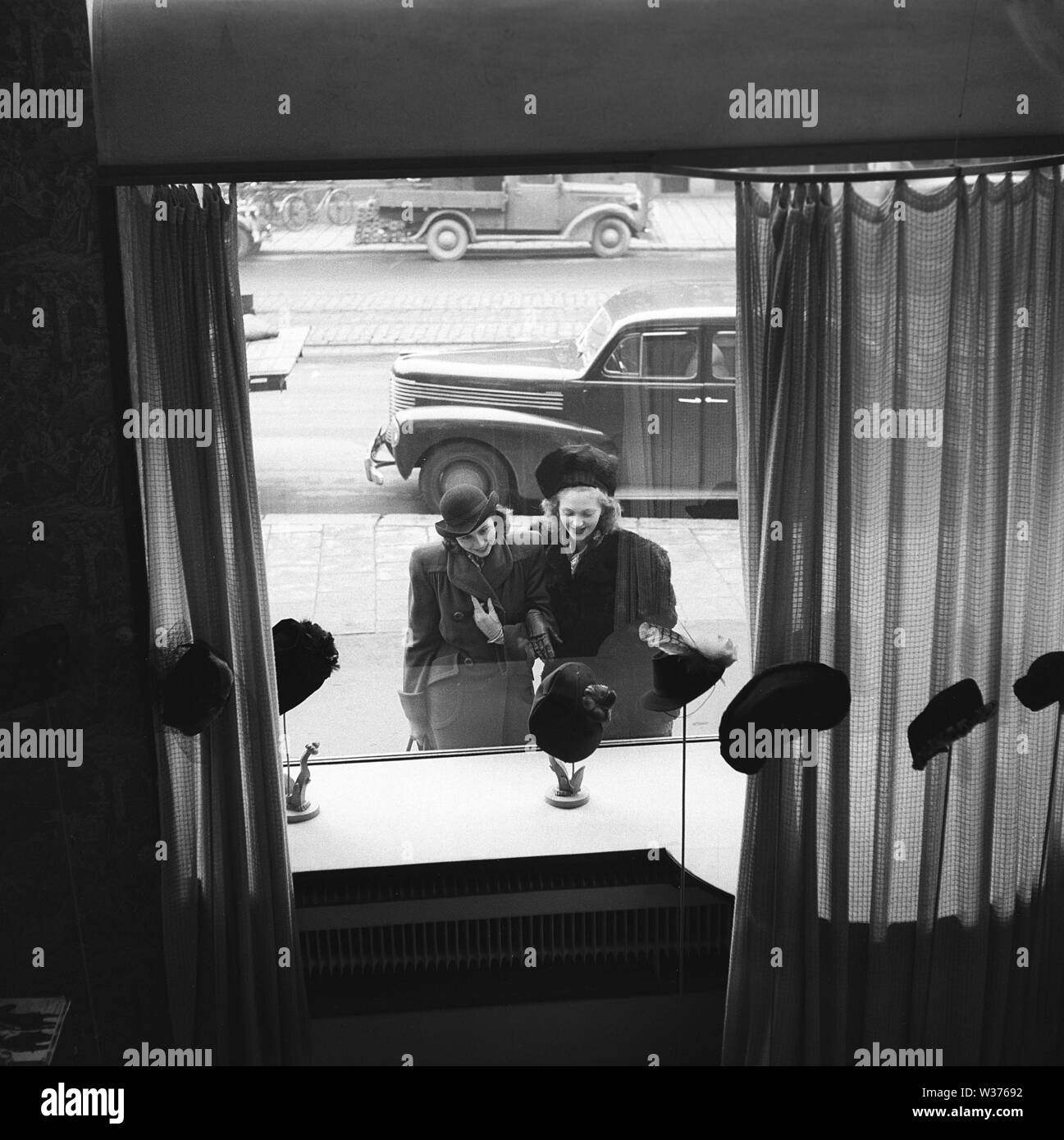 1940s shop window hi-res stock photography and images - Alamy