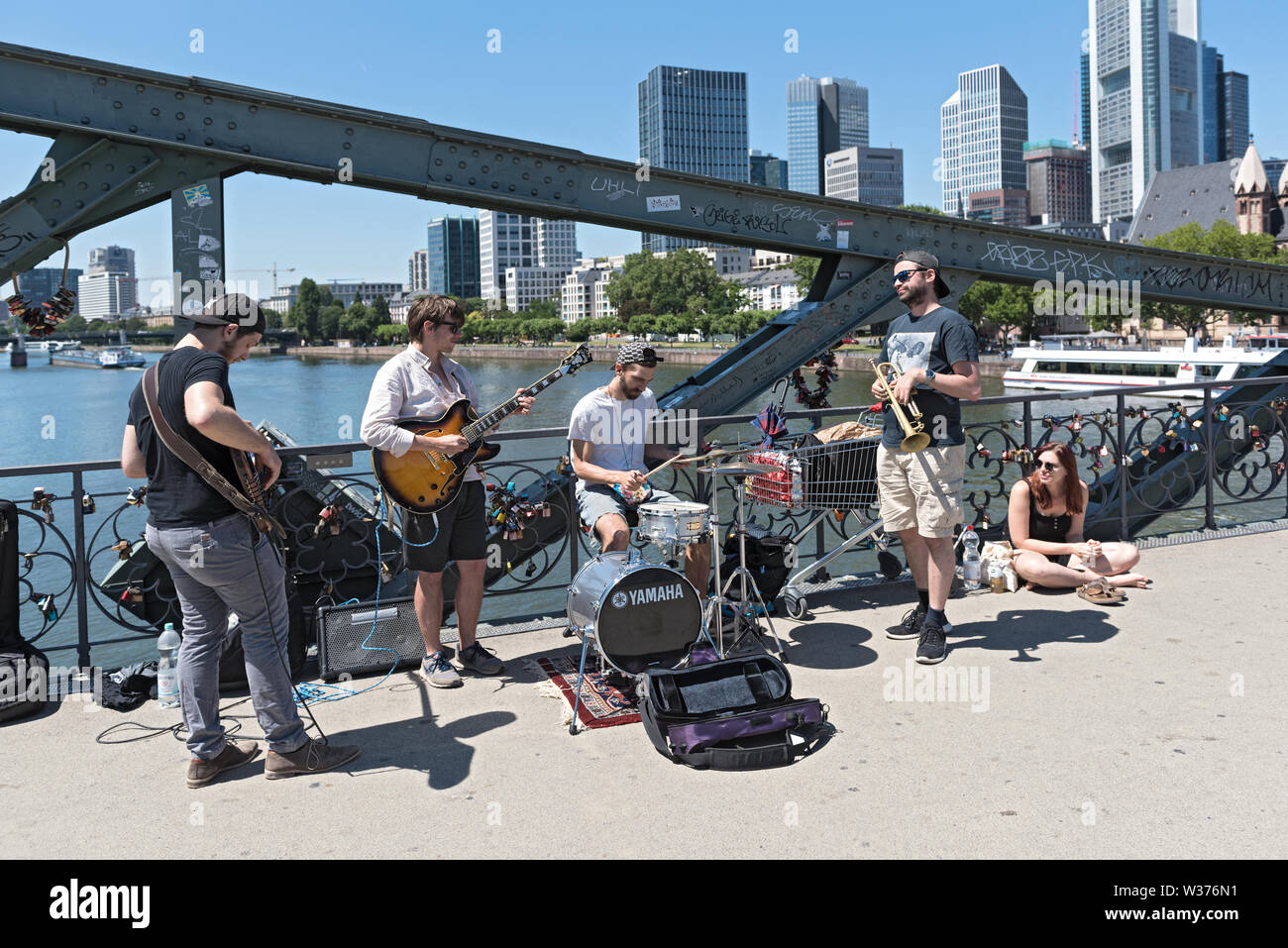 Busking and street performance hi-res stock photography and images - Alamy