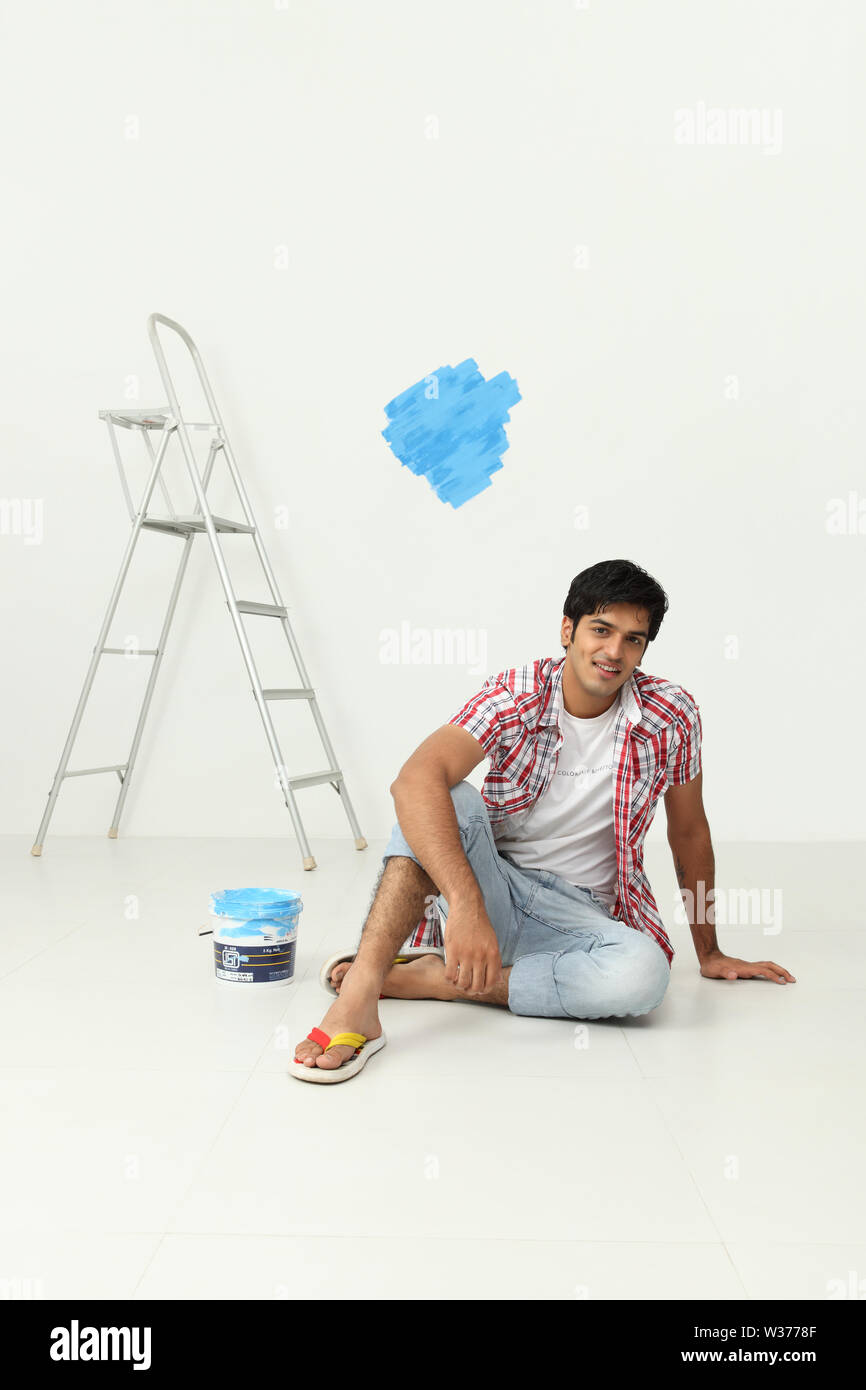 Portrait of a man sitting and smiling Stock Photo - Alamy