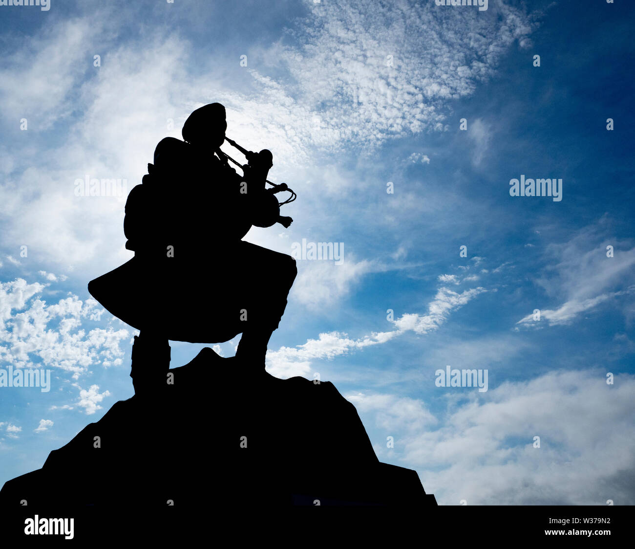 Statue of dday piper hi-res stock photography and images - Alamy