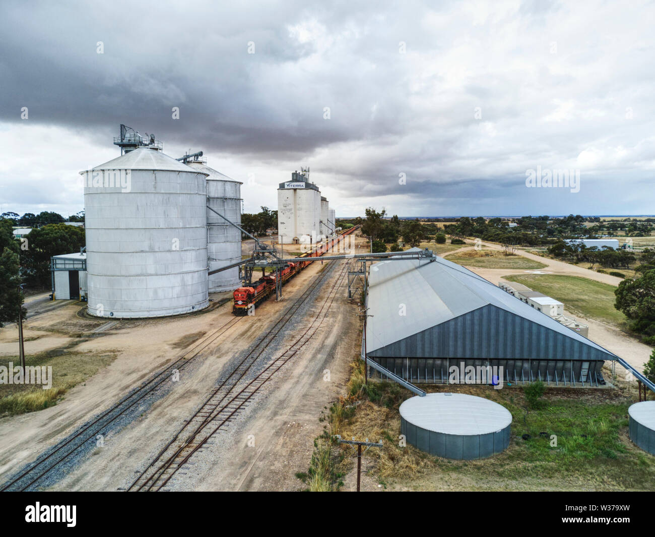 Genesee and Wyoming Australia diesel electric grain Train with four ...