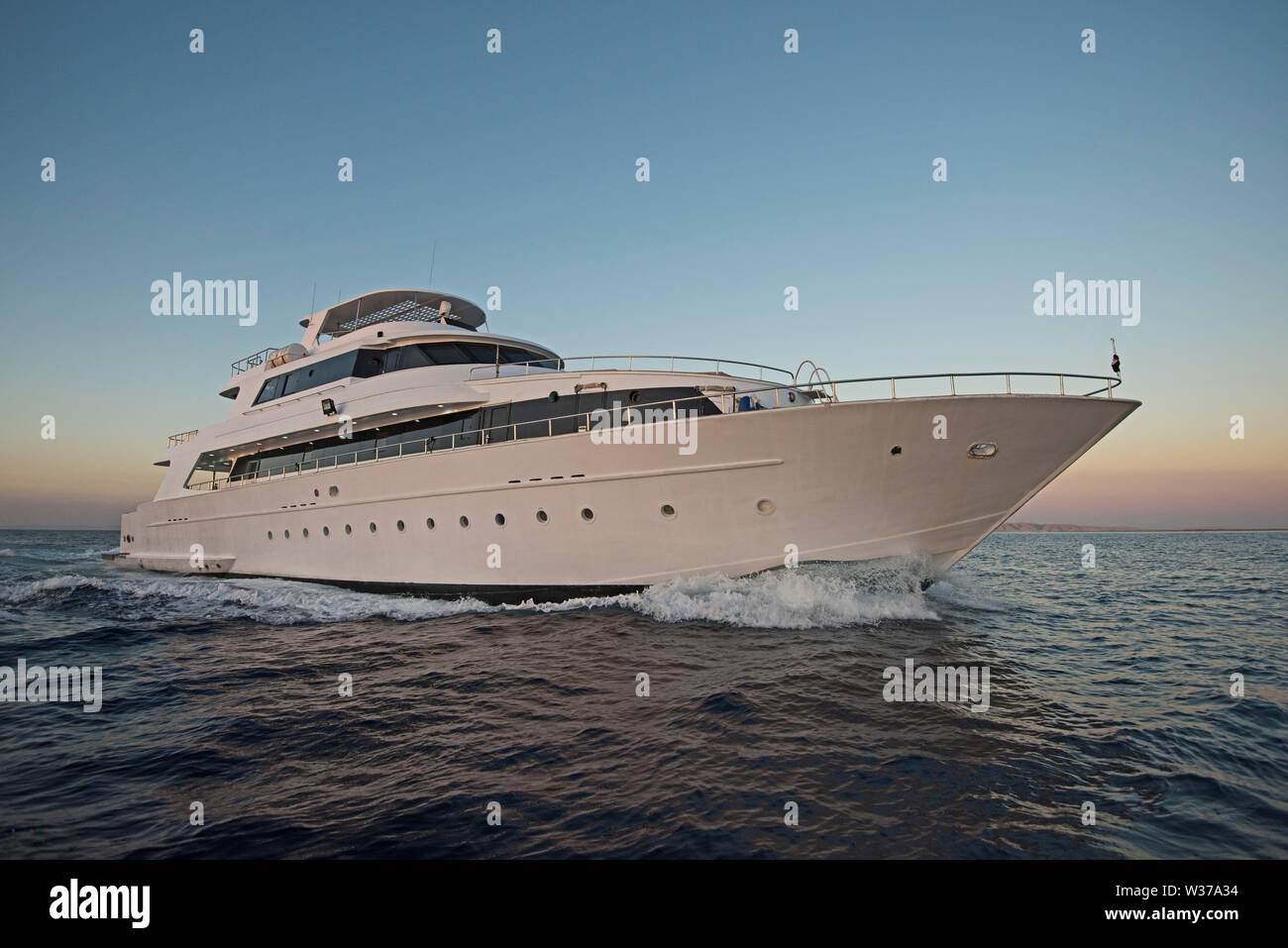 Luxury yacht sunset hi-res stock photography and images - Alamy