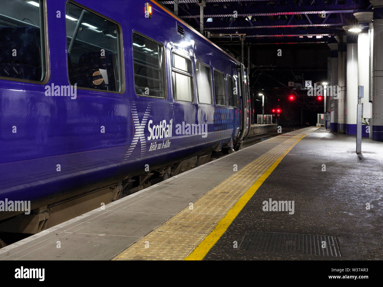 Scotrail class 158 express sprinter train at Glasgow Queen street ...