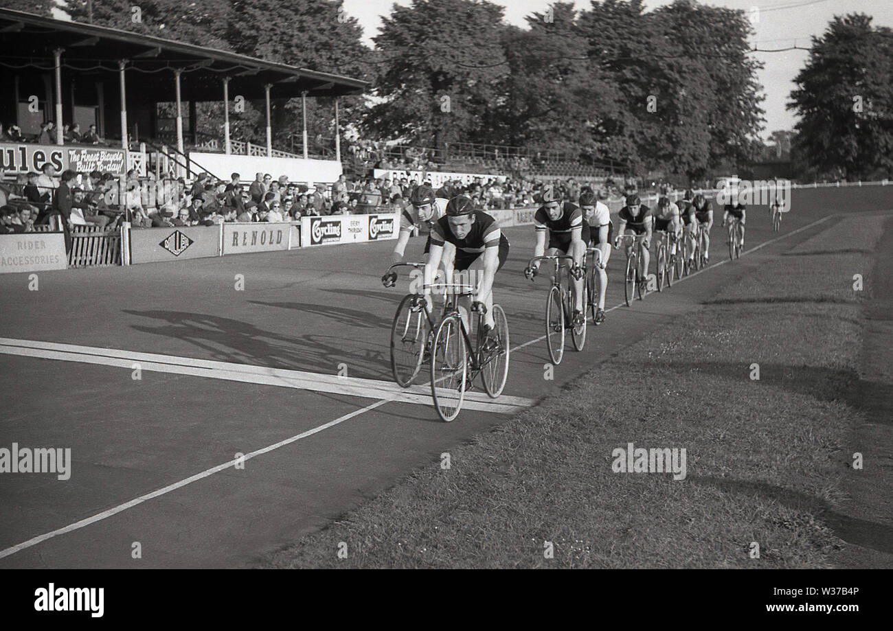 1950s, historical, racing cyclists at the Herne Hill Velodrome, South London, England, UK ...