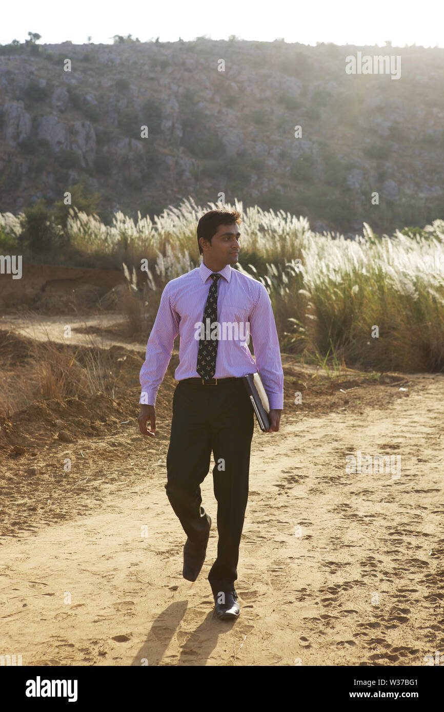 Indian road worker from hi-res stock photography and images - Alamy