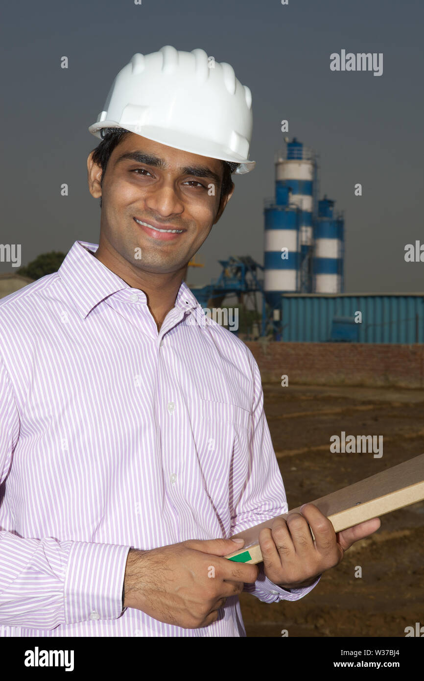 Portrait of an engineer wearing hardhat Stock Photo - Alamy