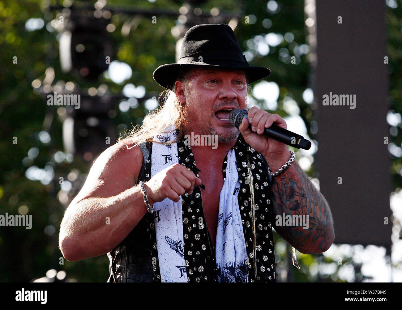 Chris Jericho Lead singer for Fozzy Performs at Inkcarceration in ...