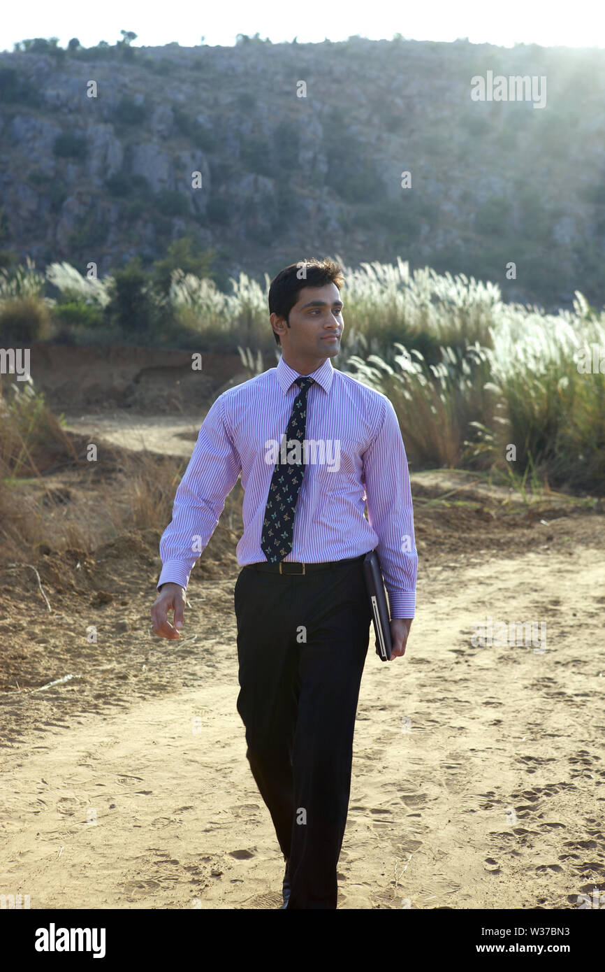 Indian road worker from hi-res stock photography and images - Alamy