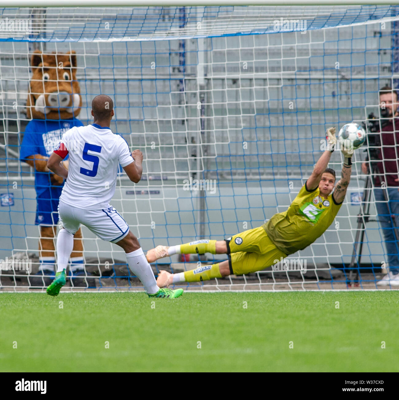 Sturm graz goalkeeper hi-res stock photography and images - Alamy