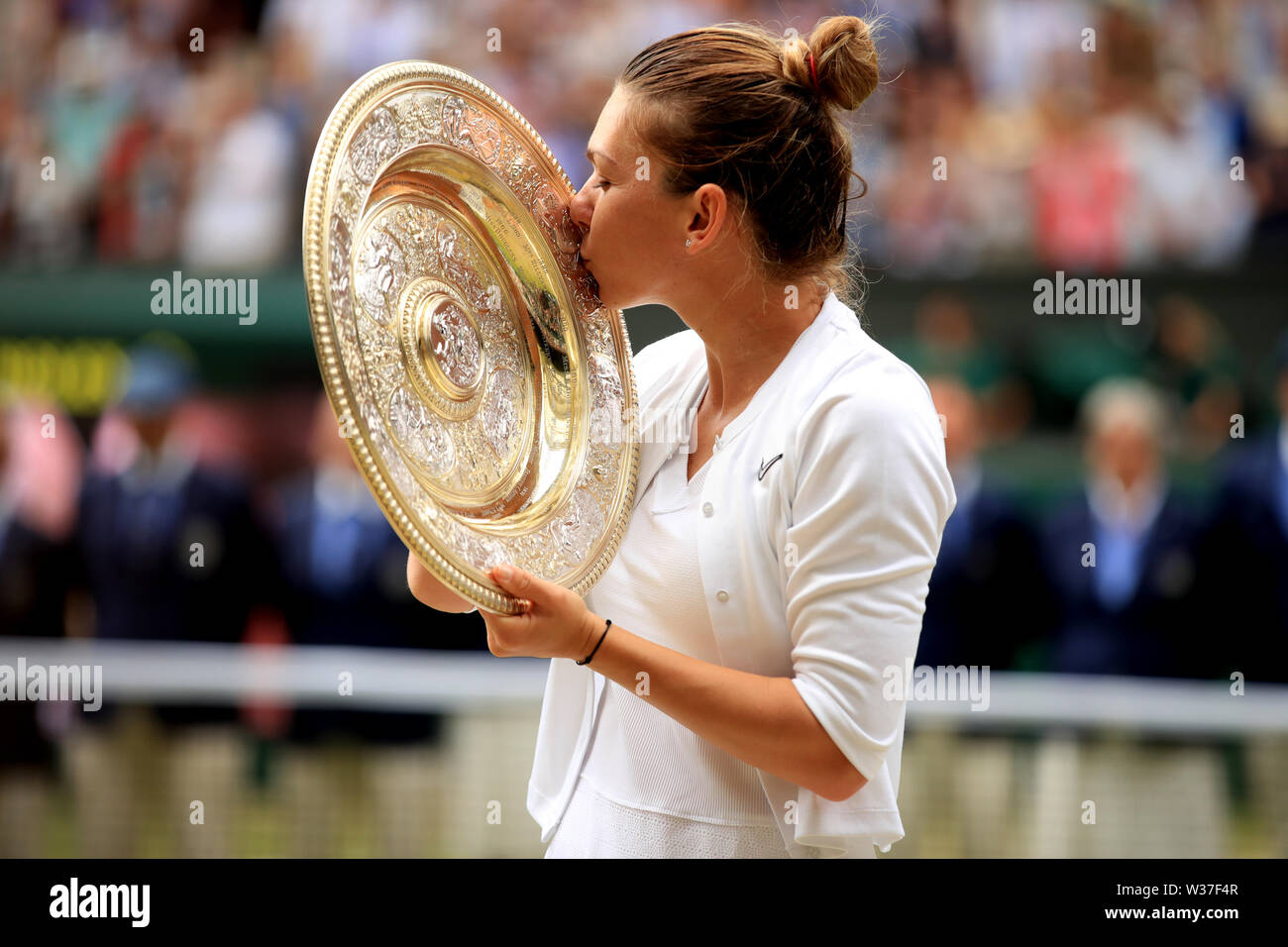Simona Halep celebrates winning the women's singles final on day twelve ...