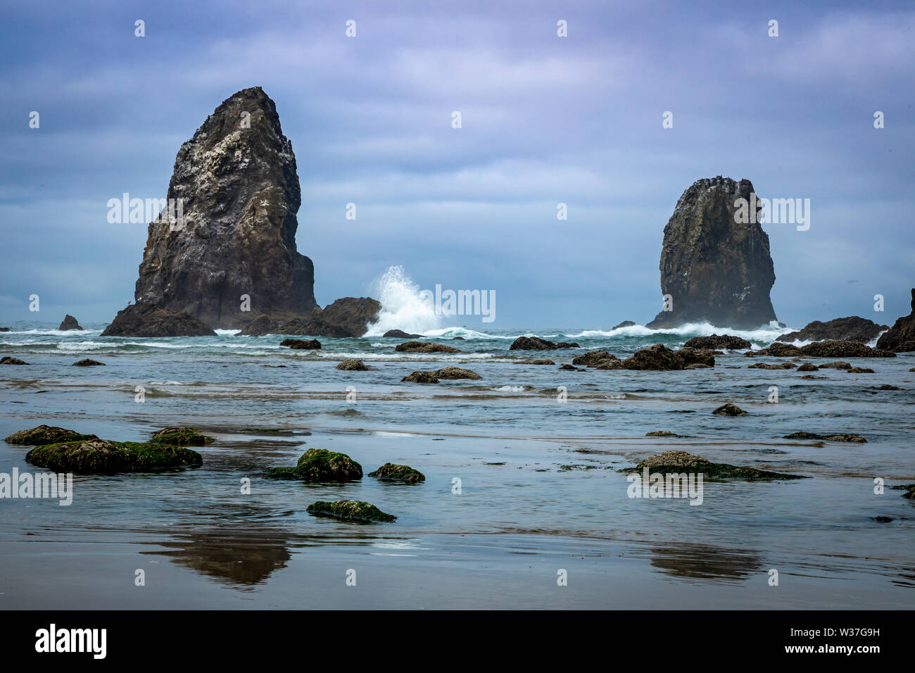 Rocks battered waves hi-res stock photography and images - Alamy