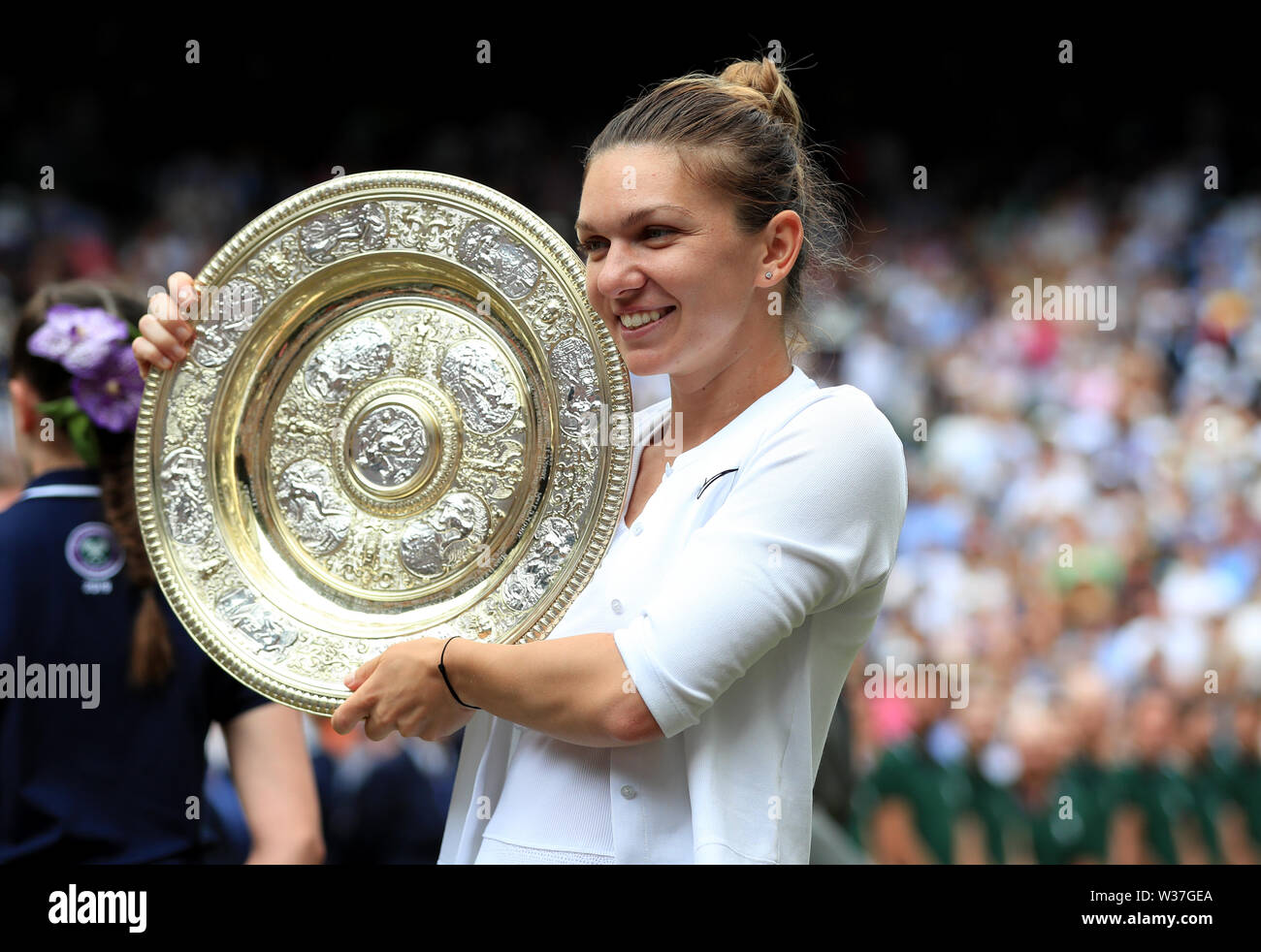 Simona Halep celebrates winning the women's singles final with the ...
