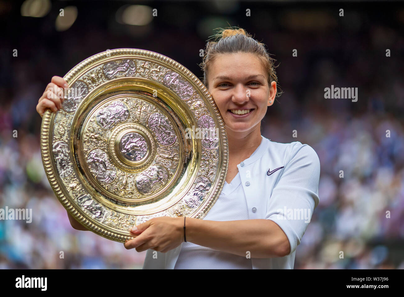 Simona halep wimbledon champion hi-res stock photography and images - Alamy