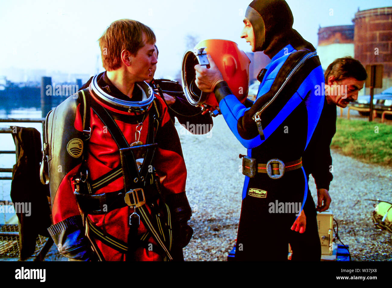 Archives 90s: Firefighters test special diving suit made for ...
