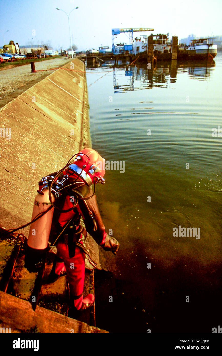 Archives 90s: Firefighters test special diving suit made for ...
