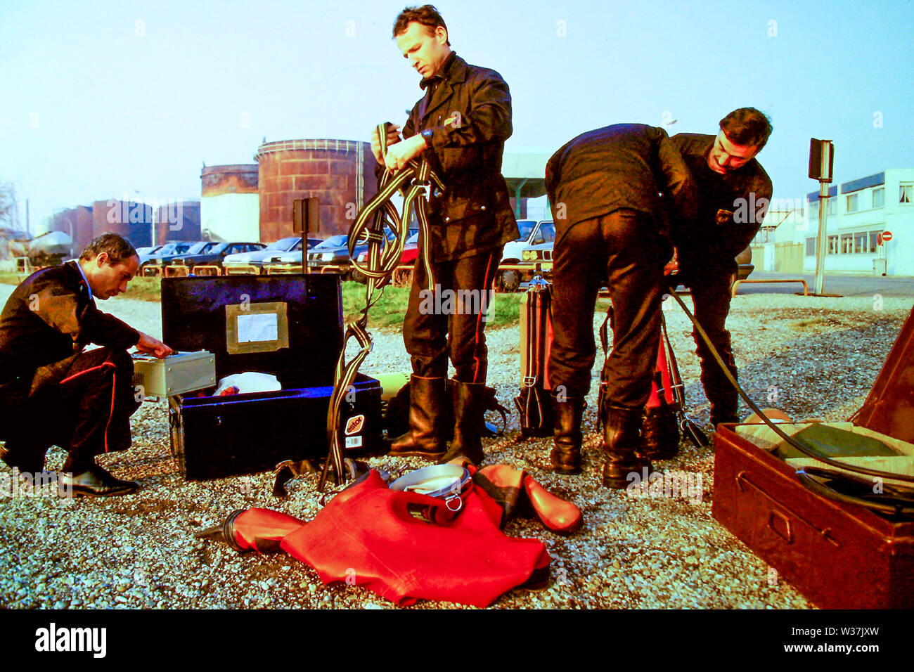 Archives 90s: Firefighters test special diving suit made for ...