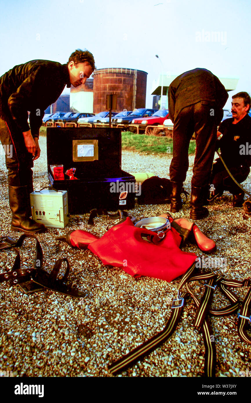 Archives 90s: Firefighters test special diving suit made for ...