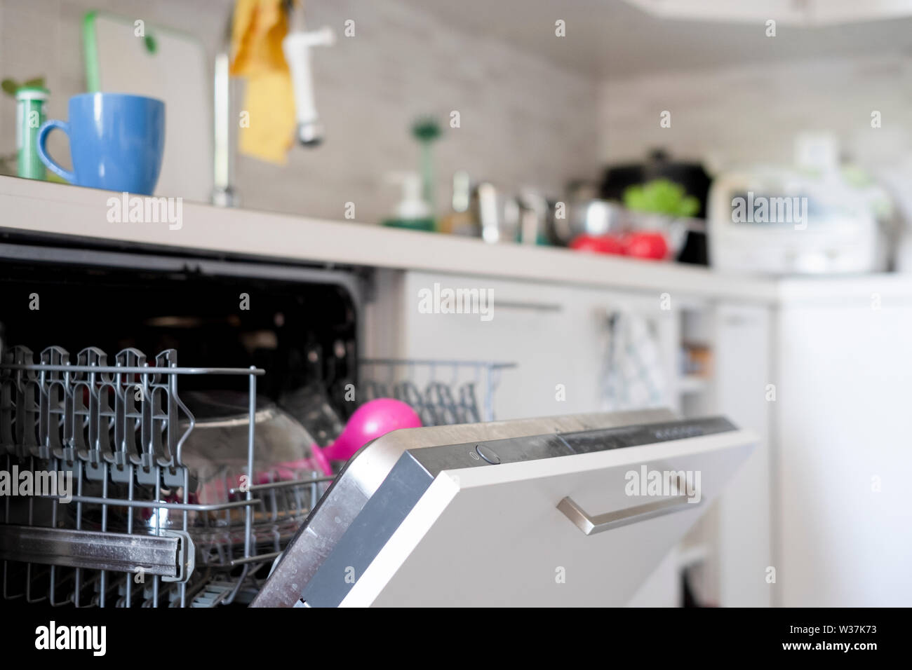 Kitchen dishwasher washing machine hi-res stock photography and images ...