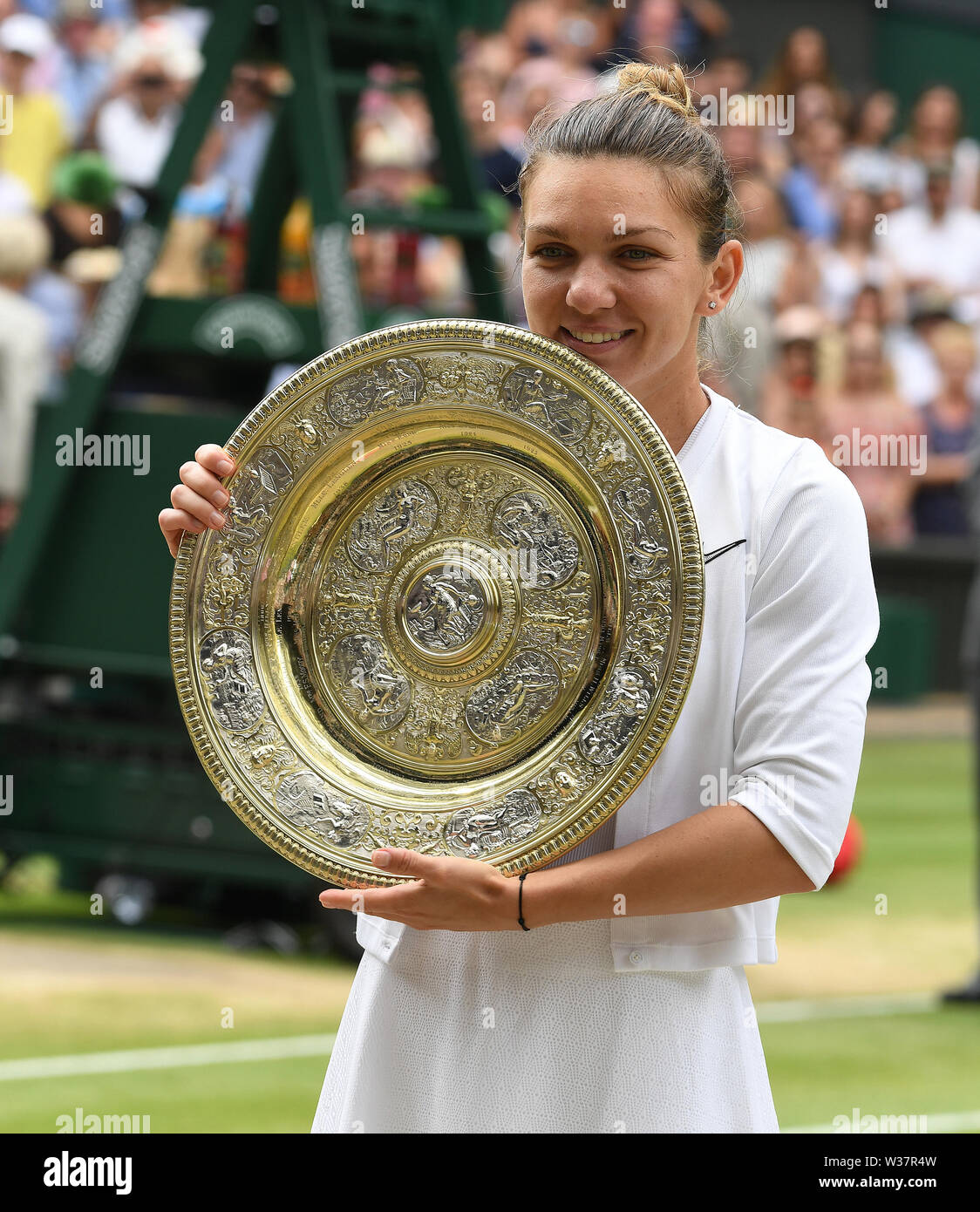 Simona halep wimbledon trophy hi-res stock photography and images - Alamy
