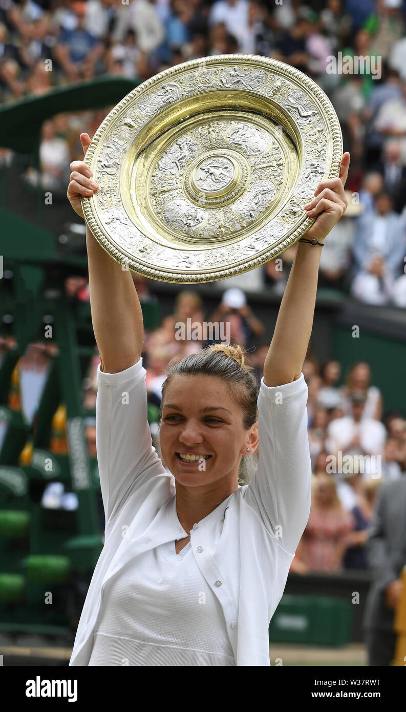 Simona halep wimbledon trophy hi-res stock photography and images - Alamy