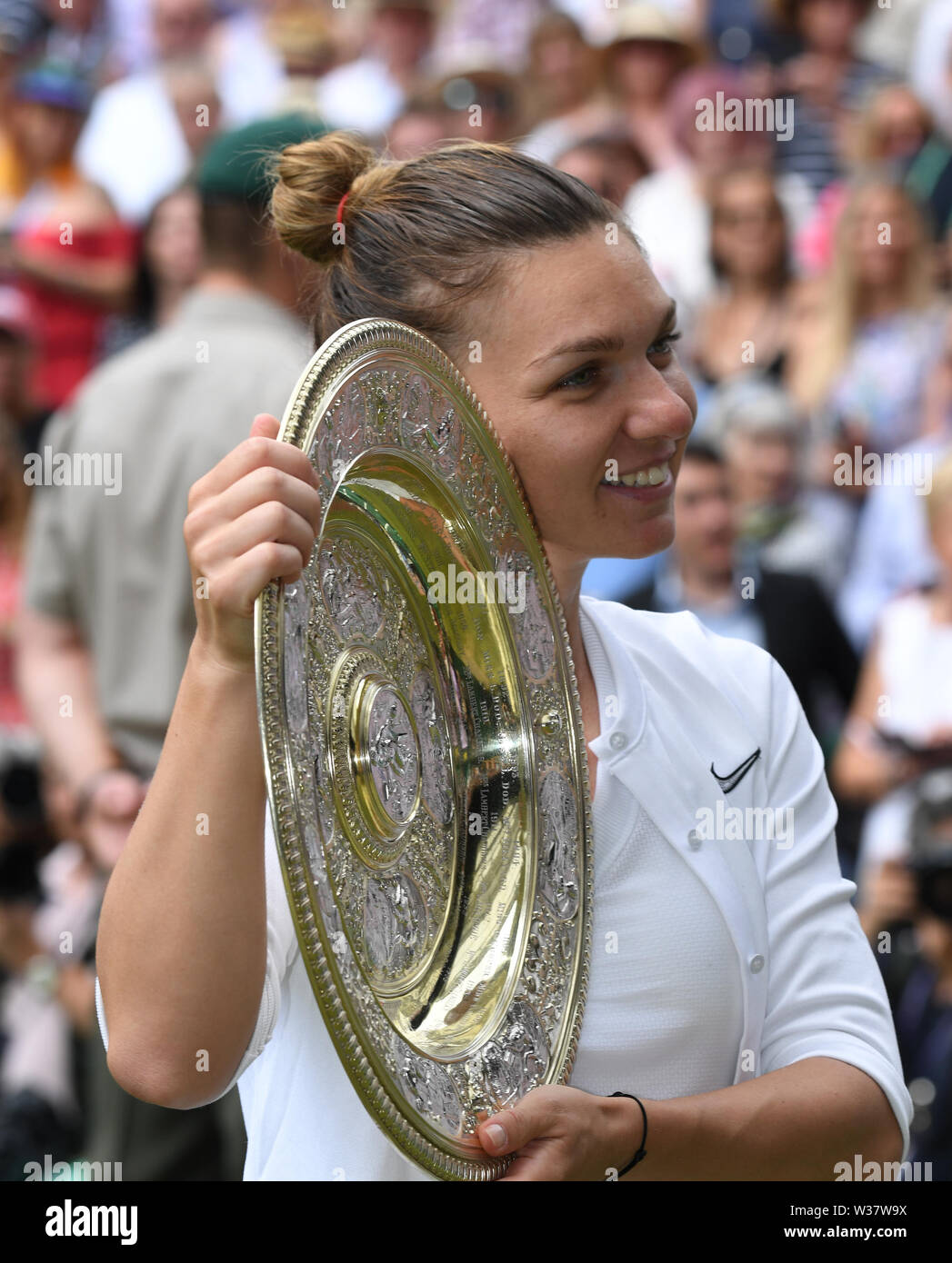 Halep wimbledon trophy hi-res stock photography and images - Alamy