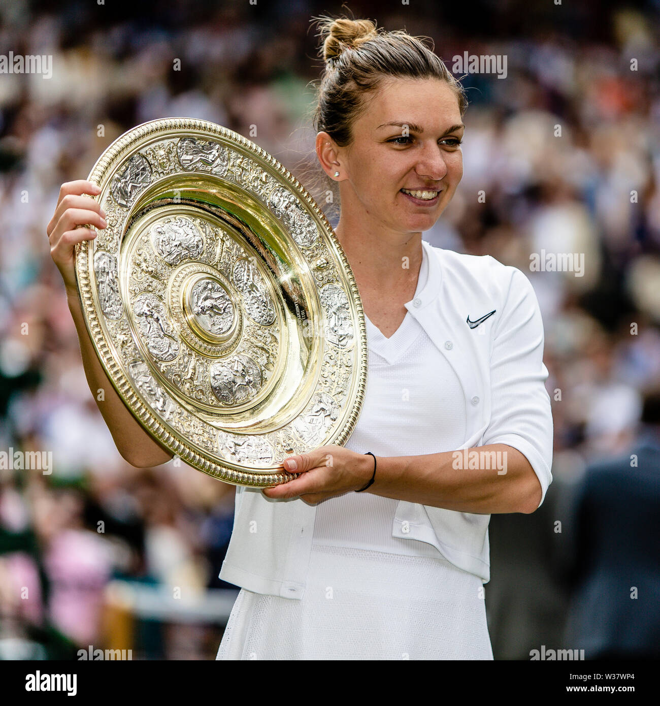 Simona halep wimbledon 2019 hi-res stock photography and images - Alamy