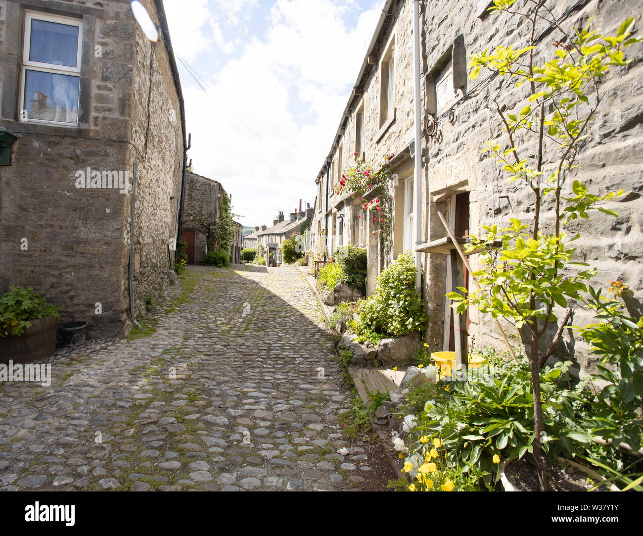 A street of stone cottages in a Yorkshire Dales village Stock Photo - Alamy