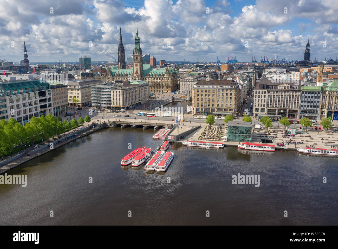 Waterfront promenade pier jungfernstieg binnenalster hi-res stock ...